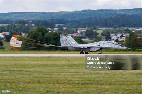 슬로바키아 공군 미코얀구레비치 Mig29ubs 풀크럼 1303 전투기 디스플레이 에 Siaf 슬로바키아 국제 에어 페스트