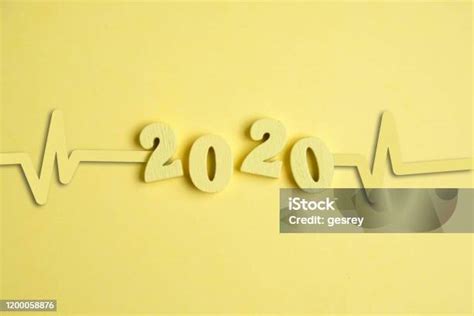 심장의 다이어그램은 2020 년의 수치 옆에 노란색입니다 건강한 라이프 스타일의 개념 0명에 대한 스톡 사진 및 기타 이미지