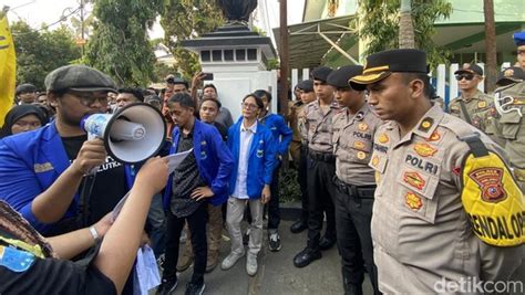 Mahasiswa Unjuk Rasa Di Halaman DPRD Kiritisi Semrawutnya Kota