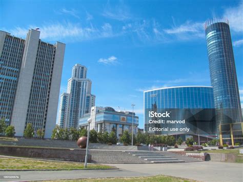 러시아 예카테린부르크 시 중심부의 비즈니스 지구에 있는 보리스 옐친 거리의 행정 및 공공 건물 0명에 대한 스톡 사진 및 기타