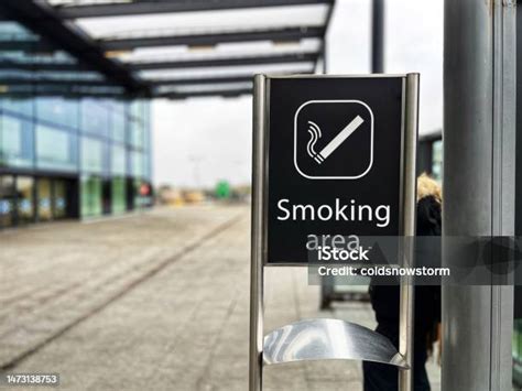 공항의 흡연 구역 표지판 공항에 대한 스톡 사진 및 기타 이미지 공항 니코틴 담배 Istock
