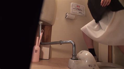 花火大会の仮設トイレでアナルもオマコも全開！声を押し殺し指だけでピチャピチャイク事に没頭するオナニー姿を勝手に一部始終させていただきました