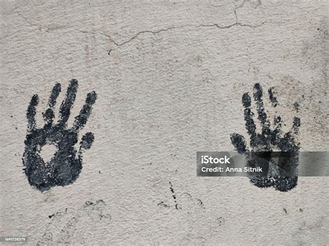 회색 콘크리트 벽에 어린이 손바닥의 검은 색 지문 한 쌍 복사 공간 0명에 대한 스톡 사진 및 기타 이미지 0명 개념 기호