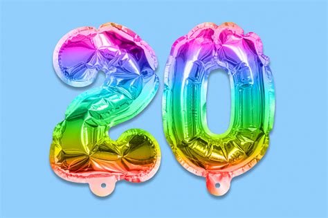 레인보우 호일 풍선 번호 파란색 배경에 스무 자리 숫자 비문이있는 생일 인사말 카드 20 0명에 대한 스톡 사진 및 기타 이미지
