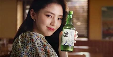 韩素希挤下jennie烧酒广告曝光，却心虚急道歉，认错举动全网笑歪 知乎