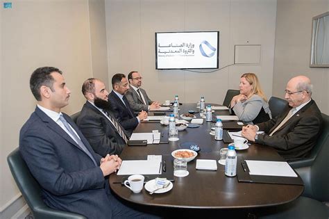 وزير الصناعة والثروة المعدنية يستعرض في واشنطن الفرص الاستثمارية مع