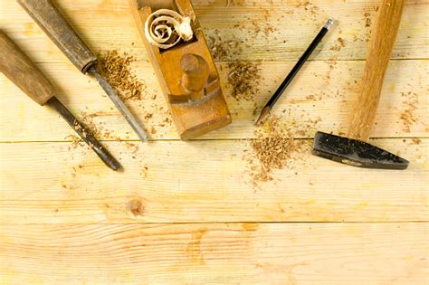 카펜터 도구를 목재 테이블 톱밥 Craftperson 근무환경의 상부형 가구에 대한 스톡 사진 및 기타 이미지 가구 개선