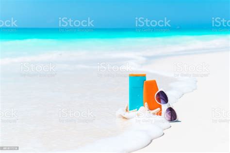태양 보호에 필요한 비치 액세서리입니다 Suncream 병 선글라스 하얀 모래 해변에 불가사리 관광객에 대한 스톡 사진 및 기타