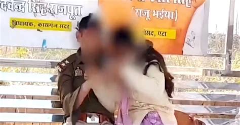 मद्यधुंद पोलीस अधिकारी आणि महिला बस स्टॉपवर करत होते अश्लिल चाळे लोकांनी हटकल्यावर म्हणाला मी