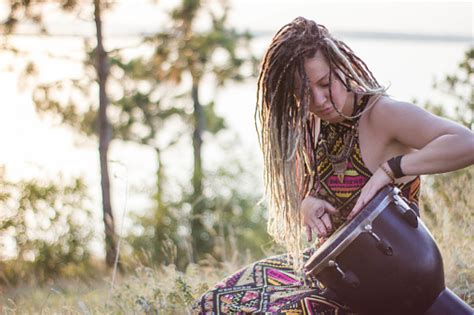 아름 다운 젊은 여자 히피 샤먼 Djembe 재생 하 고 일몰에 야생 춤 춤 개인 장식품에 대한 스톡 사진 및 기타 이미지