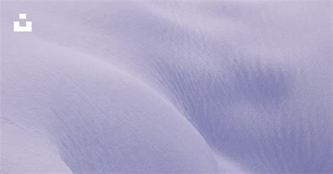 눈 덮인 슬로프를 미끄러져 내려가는 사람 사진 Unsplash의 무료 텍스처 이미지