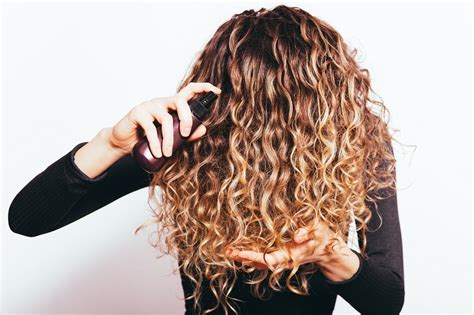 How To Use A Diffuser On Curly Hair According To Hair Expert
