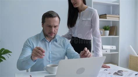 Secrétaire Sexy Et Son Patron Flirtant Dans Le Bureau Clips Vidéos