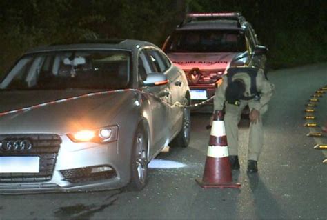 Homem é baleado dentro de carro ao lado da esposa e filha