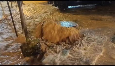 Vídeo Bueiro transborda e jorra água em rua de Fernão Velho em Maceió Alagoas G