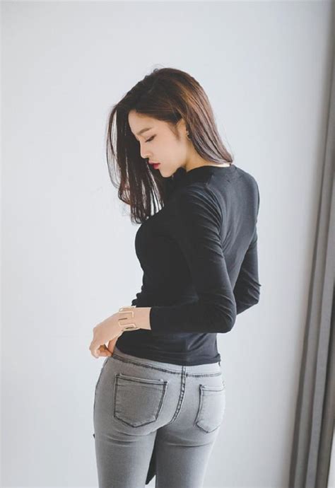 气质美女，长腿紧身牛仔裤搭配！