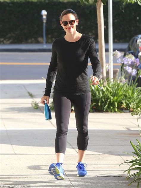 Jennifer Garner Flashes A Smile During Gym Run In La Daily Mail Online