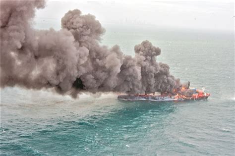 羊城晚报 科伦坡港附近货船爆炸起火 25名船员安全撤离