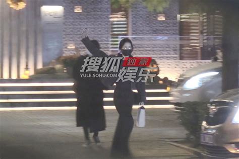 独家周雨彤会友吃火锅穿搭简约显身形时尚度满分 搜狐大视野 搜狐新闻