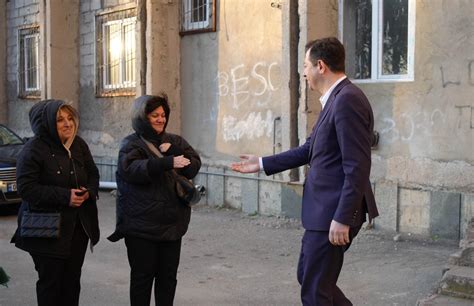 კონსტანტინე აფხაზეთის ავტონომიური რესპუბლიკის იძულებით გადაადგილებულ პირთა მინისტრთან დავით