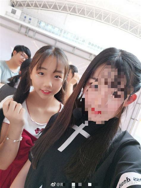 「馬路上脫衣」而爆紅！正妹蘿莉再爆「超市公然自x」 網：她的眼神不太對