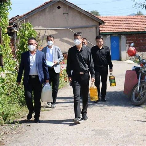 中秋走访脱贫户 慰问关怀暖民心——江源区委教育工委深入小河口村脱贫户开展中秋节走访慰问活动生活赵明刚工作