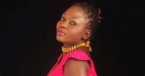 Huyu Ndie Msanii Aliyejishau Akiwa Uchi Kama Alivyozaliwa Nakuwaachia