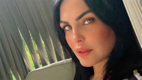 دارين حداد تتألق في إطلالة تبرز أنوثتها