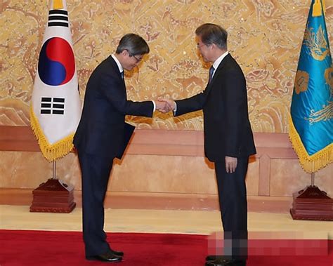 韩国总统文在寅向金命洙颁发大法院院长任命状【组图】【2】 韩国频道 人民网