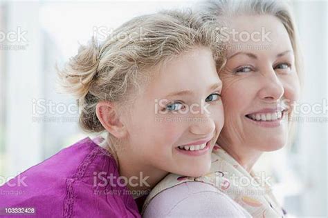 미소 조모 및 손녀 껴안기 12 13세에 대한 스톡 사진 및 기타 이미지 12 13세 2명 60 64세 Istock