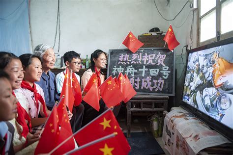 收看“神十四”发射直播