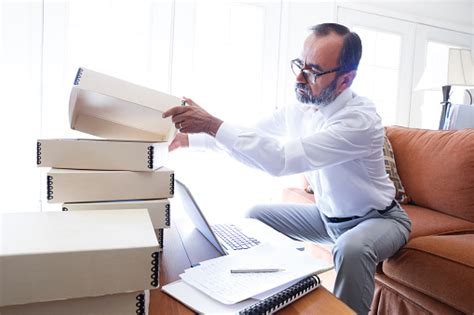 그는 홈 비즈니스에서 작품으로 재고를 확인 하는 히스패닉 사업가 50 54세에 대한 스톡 사진 및 기타 이미지 50 54세 가정 생활 검사 보기 Istock