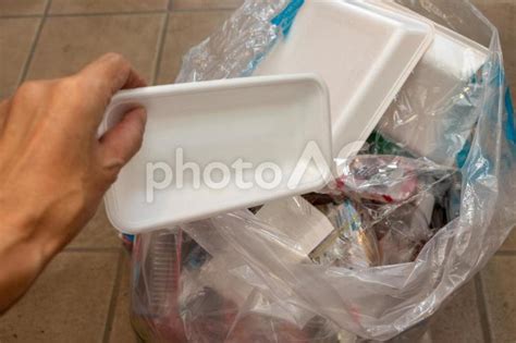 透明な袋にプラスチックゴミを入れる No 25002973｜写真素材なら「写真ac」無料（フリー）ダウンロードok