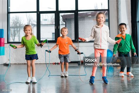 체육관에서 점프 로프와 운동을하고 다민족 어린이의 전면보기 아이에 대한 스톡 사진 및 기타 이미지 아이 헬스 클럽 줄넘기 밧줄 Istock