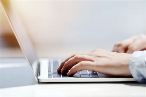 새로운 건축 프로젝트에 대 한 사업 작업 노트북입니다 일반 디자인 노트북 테이블에 사무실에서 노트북으로 작업 하는 젊은 사업가 현대 휴대용 컴퓨터를 사용 하 여 인식할 수