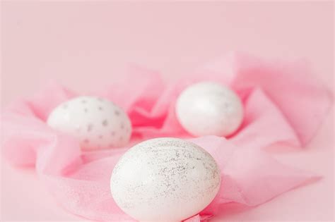 복사 공간 분홍색 배경에 흰색 부활절 달걀 배열 장식 행복 부활절 휴일 배경 개념의 탑 뷰 샷 미니 멀 플랫 레이에 파스텔 톤을
