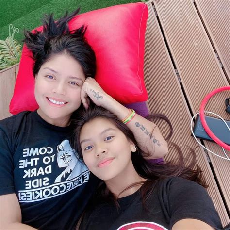 သမီးအကြီး‌လေးနဲ့ဓာတ်ပုံတူတူရိုက်ရင်း မေမေ့ထက်အရပ်ရှည်နေတာကြောင့