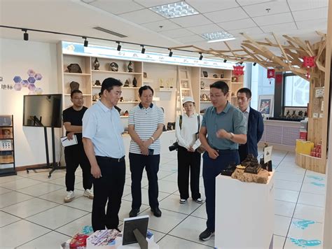 陕西日报社参观榆文创展厅 榆林文化创意设计大赛