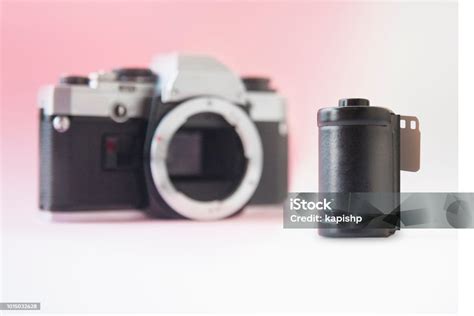 35 Mm 필름 Slr 카메라를 흐린 배경에 용기 1960년에 대한 스톡 사진 및 기타 이미지 1960년 검은색 골동품