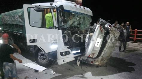 Violento choque entre un camión y un auto un muerto Infobae