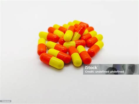 약물 치료 및 건강 관리 개념입니다 항생물질 250 Mg 많은 다른 세균 감염을 치료 하는 데 사용 하는 백색 배경에 고립의
