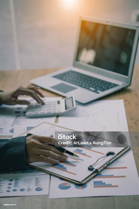 마케팅 그래프를 가리키는 펜을 들고 노트북 컴퓨터에서 작업하고 온라인으로 작업하고 수직 그림 재무 문서를 분석하는 사업가 개발에 대한 스톡 사진 및 기타 이미지 Istock