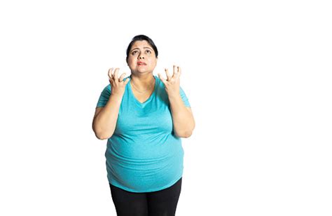 하얀 스튜디오 배경 위에 서 있는 좌절한 과체중 인도 여성 얼굴에 슬픈 표정을 짓고 있는 플러스 사이즈 여성 체중 감량과 비만