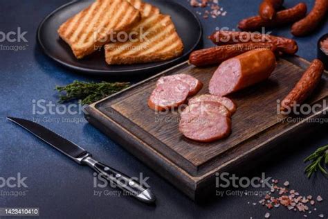 나무 커팅 보드에 조각으로 자른 맛있는 신선한 훈제 소시지 0명에 대한 스톡 사진 및 기타 이미지 0명 건조한 고기