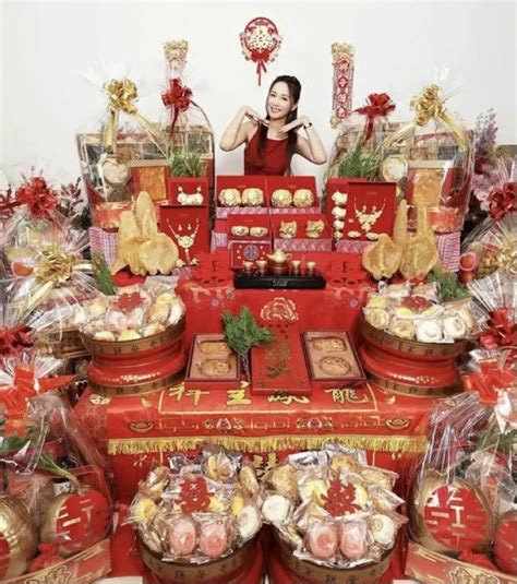 汤洛雯晒过大礼照片：马国明出手阔气 金器琳琅满目铺满一桌 茶杯狐