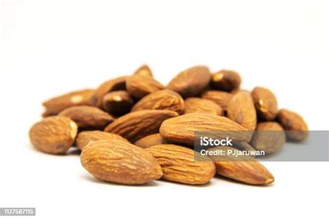 아몬드 흰색 배경에 고립의 그룹입니다 0명에 대한 스톡 사진 및 기타 이미지 0명 가득 찬 갈색 Istock