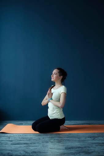 나 마스 테에서 손을 가진 요가 바즈 라 나를 하 고 있는 달 콤 하 고 부드러운 미소로 요가 여자 사랑과 친절 개념