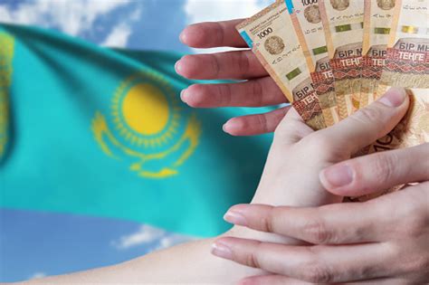 종이 지폐 Tenge Kzt 사람들은 카자흐스탄의 국기의 배경에 자신의 손에 들고 텐지는 카자흐스탄의 국가 통화입니다 0명에