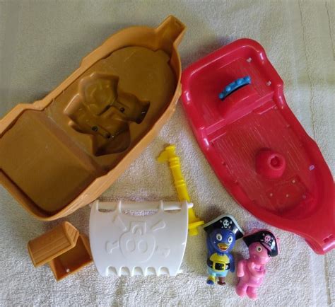 The Backyardigans Pirate Ship Bath Or Pool Toy With Pablo And Uniqua