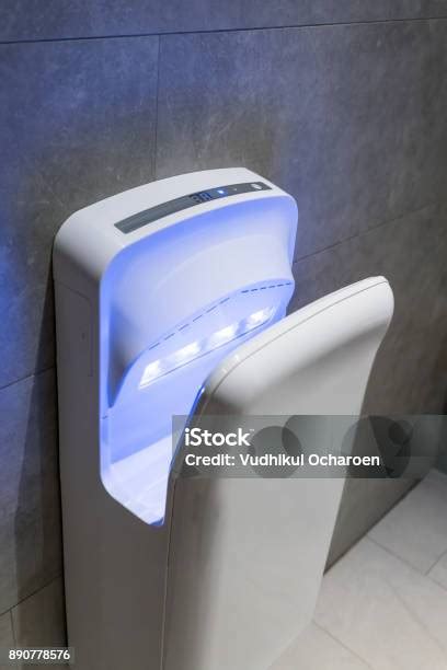 Pengering Tangan Vertikal Modern Di Toilet Umum Wc Foto Stok Unduh